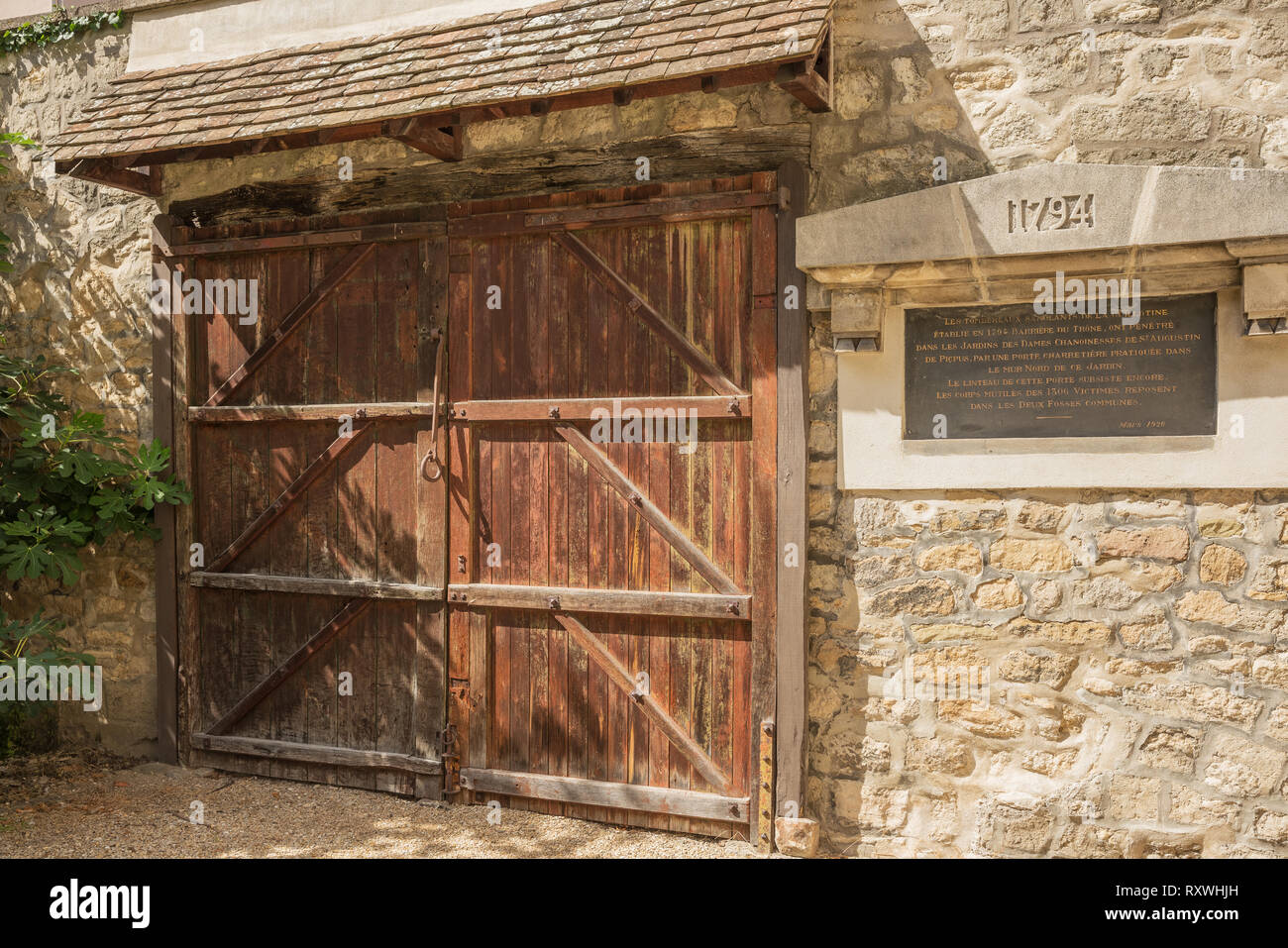 Back gate giving access to the Picpus cemetery. This gate was used ...
