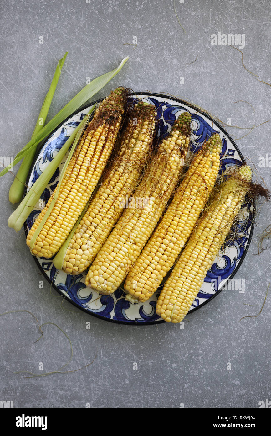 Raw corn on a large plate Stock Photo - Alamy