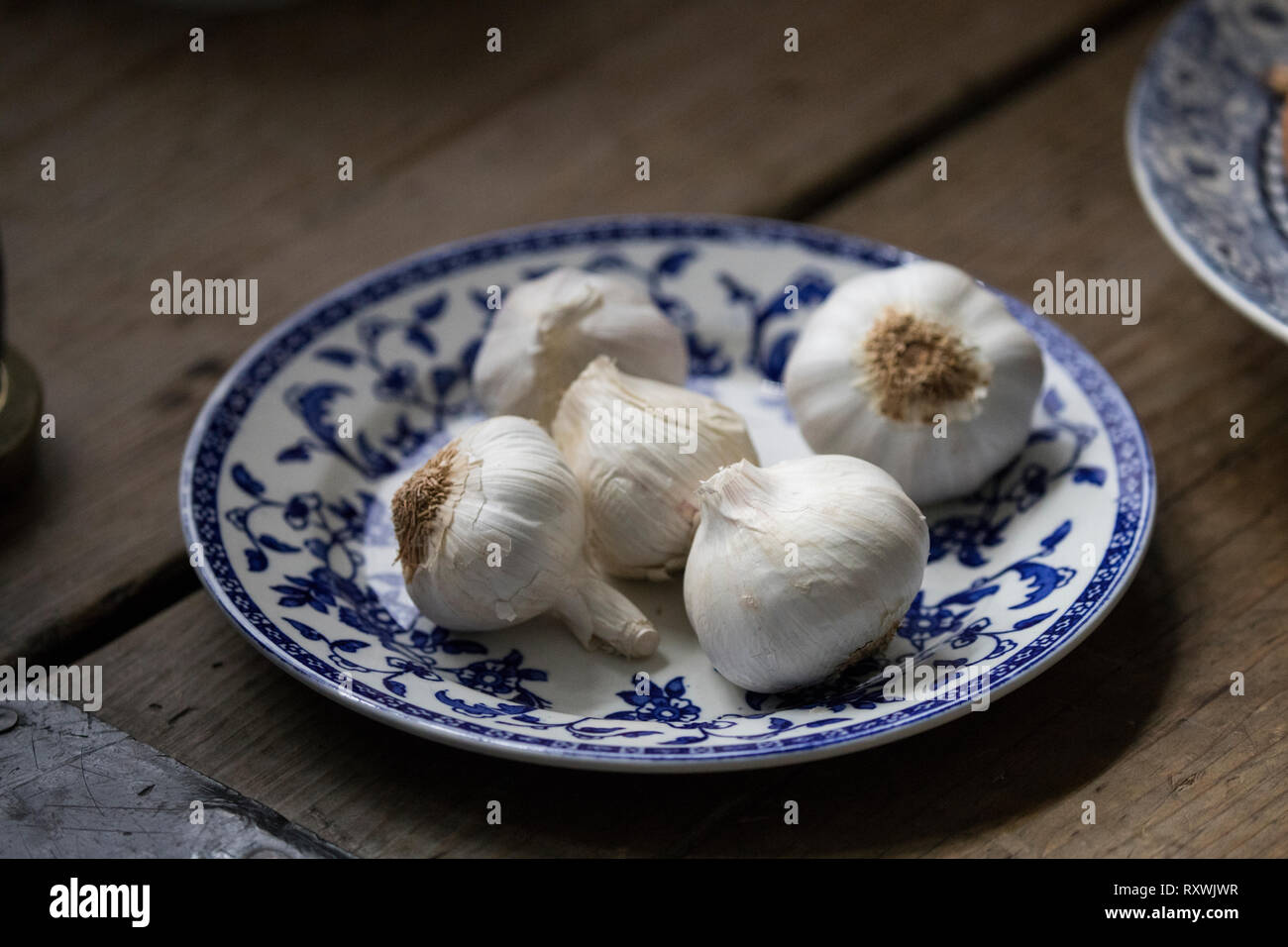 A plate of garlic Stock Photo - Alamy