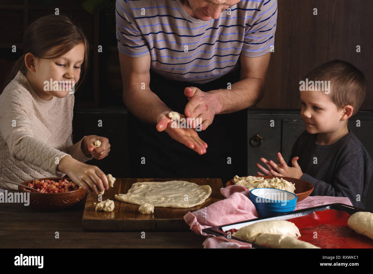 Child kid cake help father hi-res stock photography and images - Alamy
