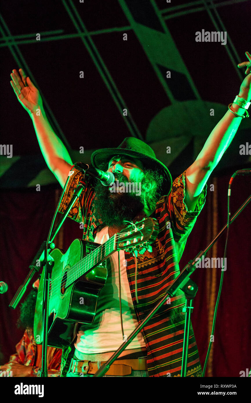 Black turbans hi-res stock photography and images - Alamy