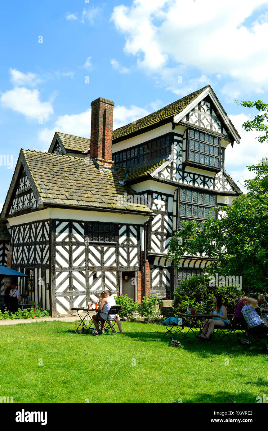 Half timbered manor house hi-res stock photography and images - Alamy