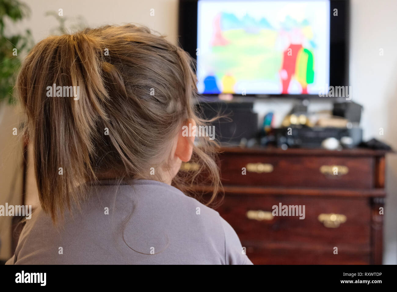 Young people watching tv, screen hi-res stock photography and images ...