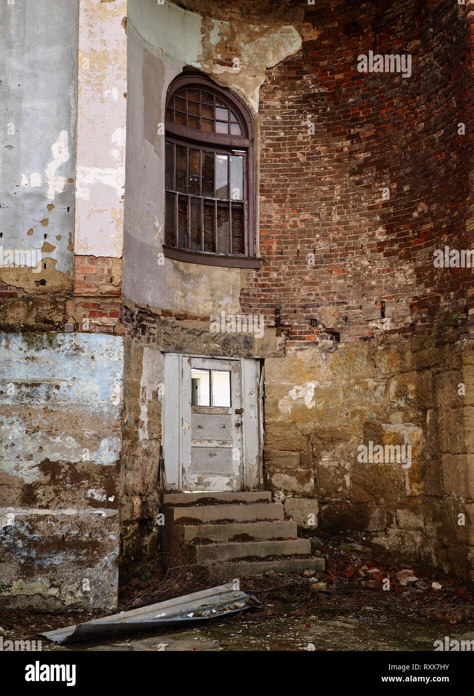 Abandoned brick building hi-res stock photography and images - Alamy