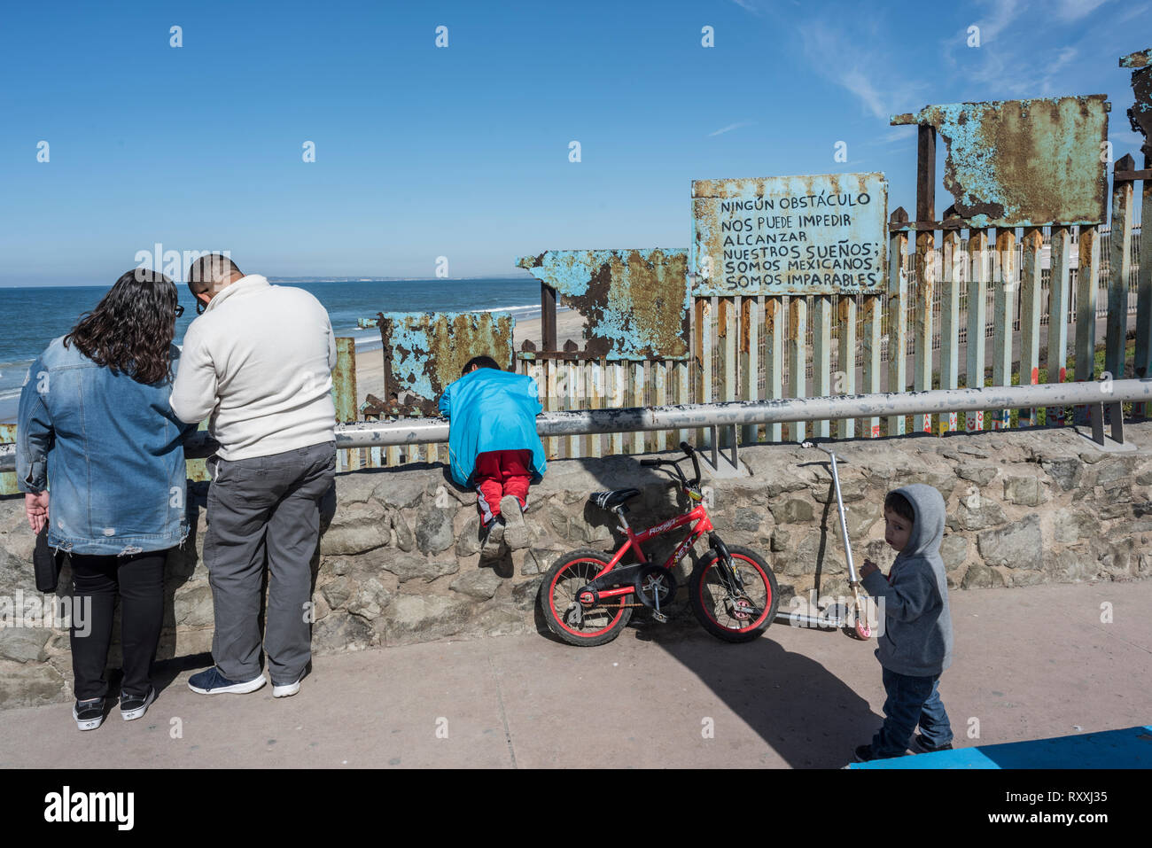 Borderline mexico hi-res stock photography and images - Alamy