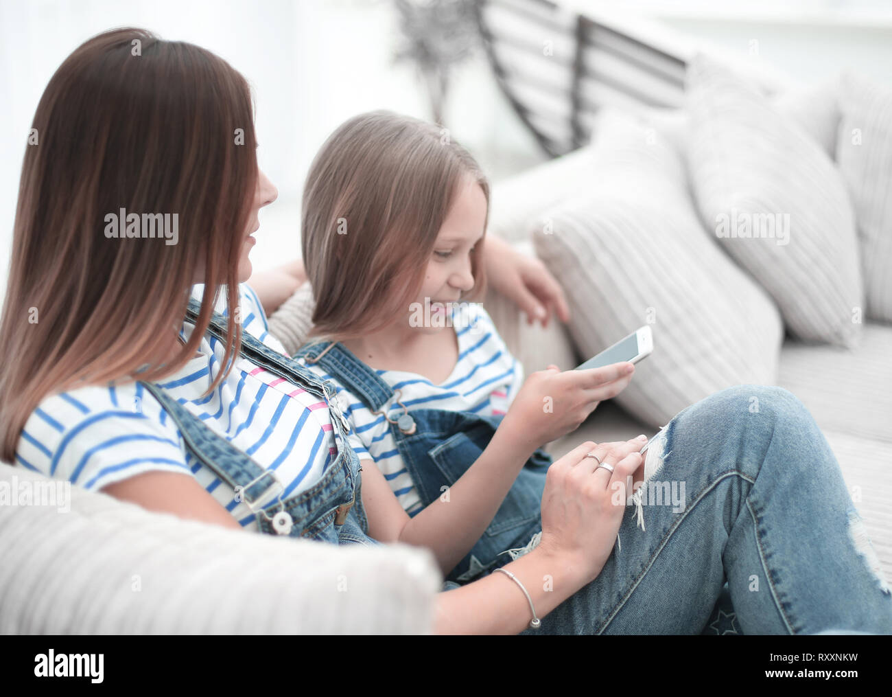 mom and her daughter reading SMS on smartphone Stock Photo - Alamy