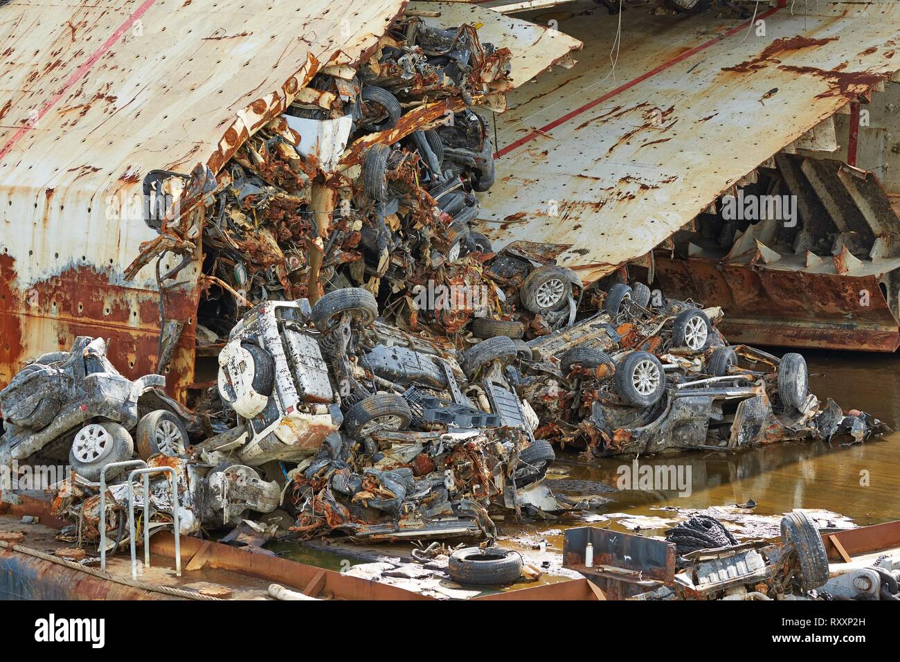 Pile of smashed cars hi-res stock photography and images - Alamy