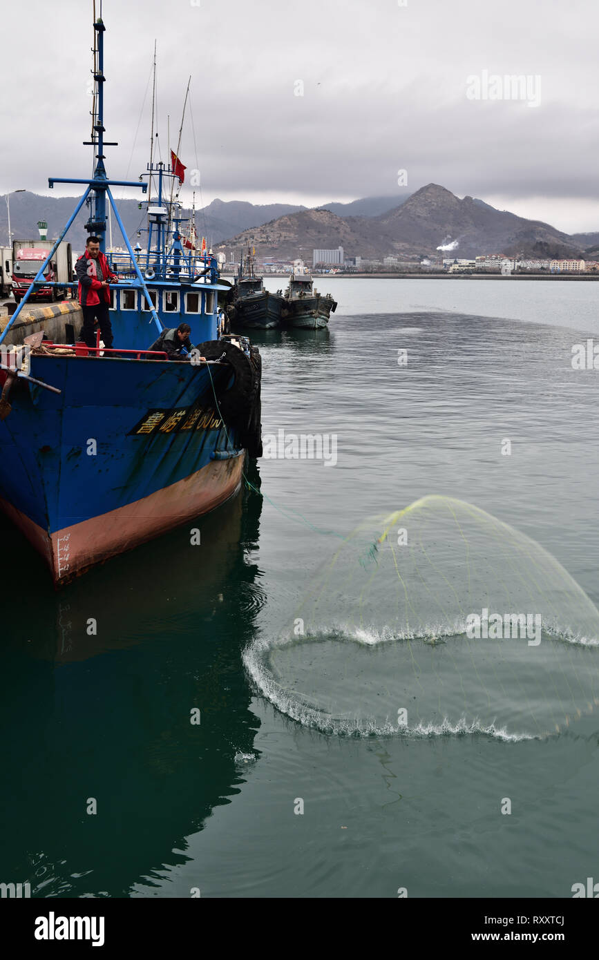 Chinese fishing raft hi-res stock photography and images - Alamy