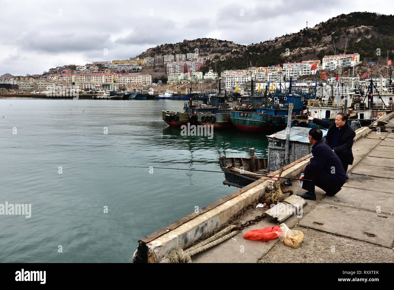 Chinese fishing raft hi-res stock photography and images - Alamy
