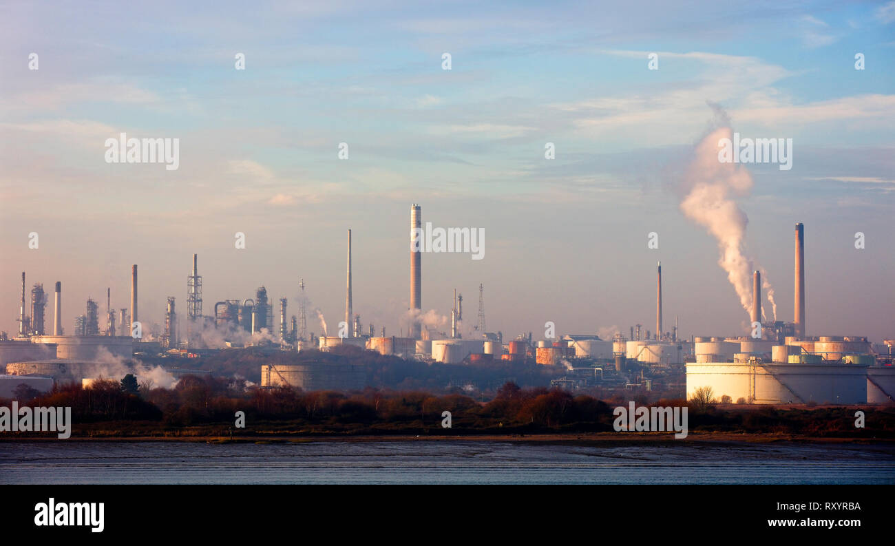 Oil refinery england uk hi-res stock photography and images - Alamy