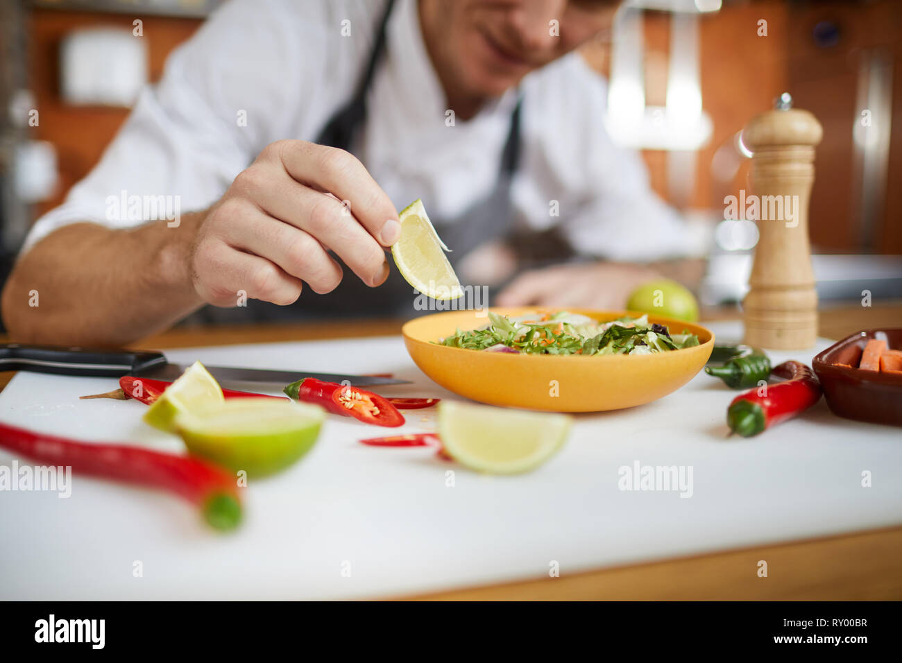 Food service chef plating dish hi-res stock photography and images - Alamy
