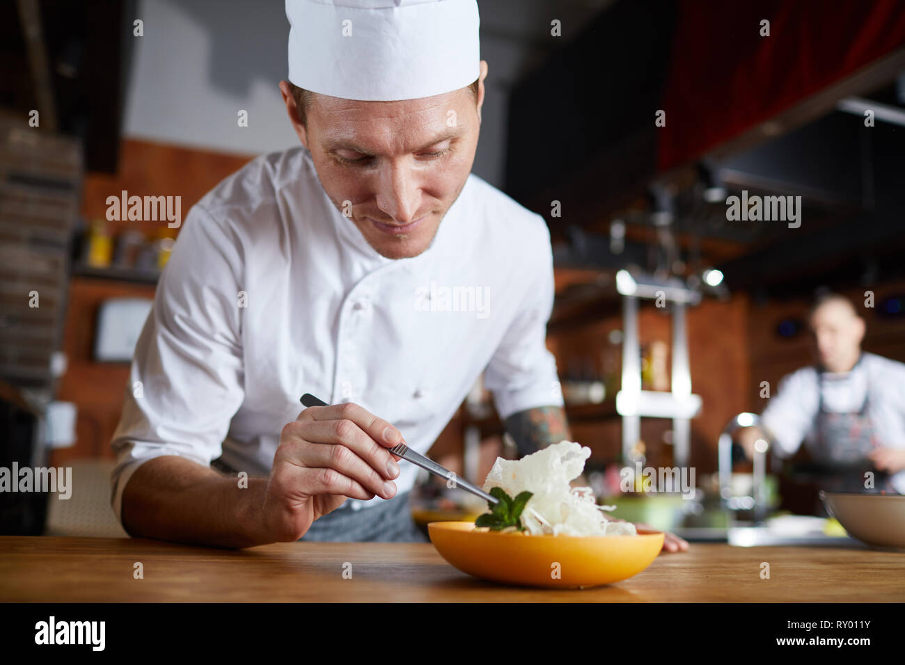 Food service chef plating dish hi-res stock photography and images - Alamy