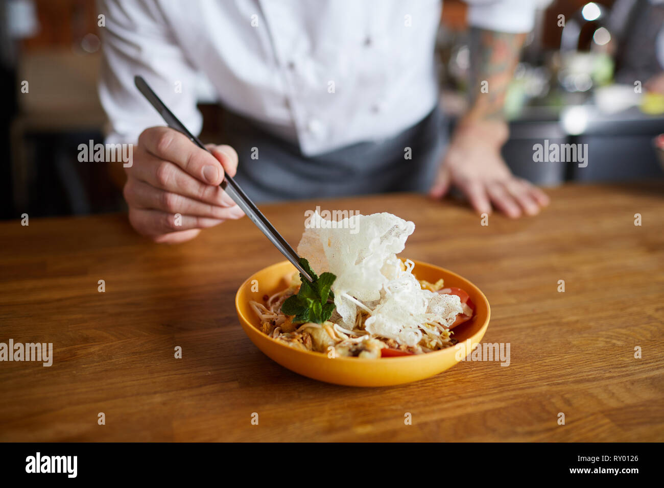 Chinese chef wok hi-res stock photography and images - Alamy