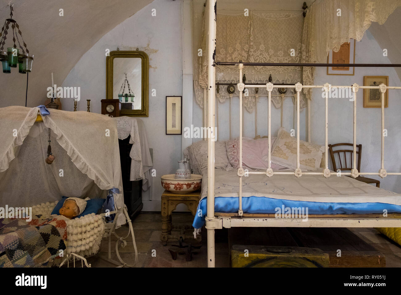 Old metal bed hi-res stock photography and images - Alamy