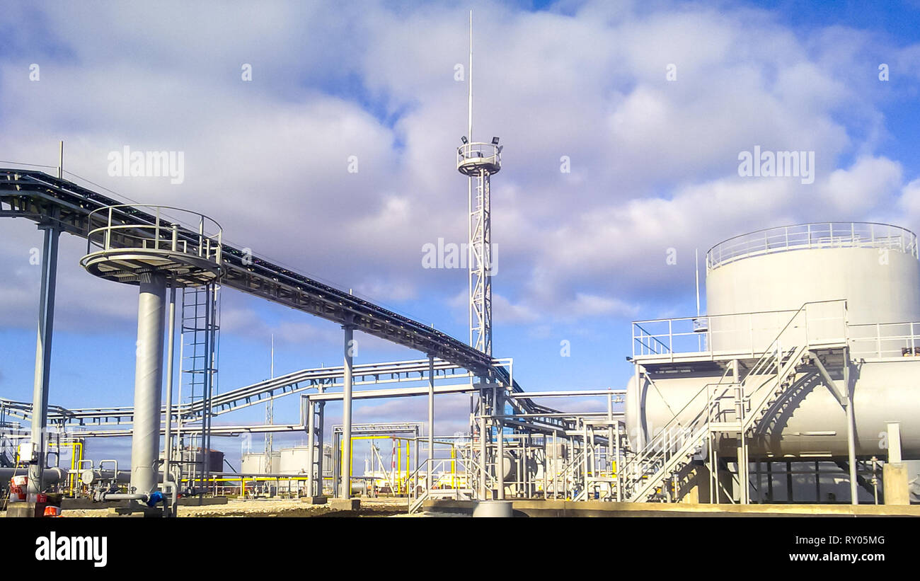 Methane flare oil refinery hi-res stock photography and images - Alamy