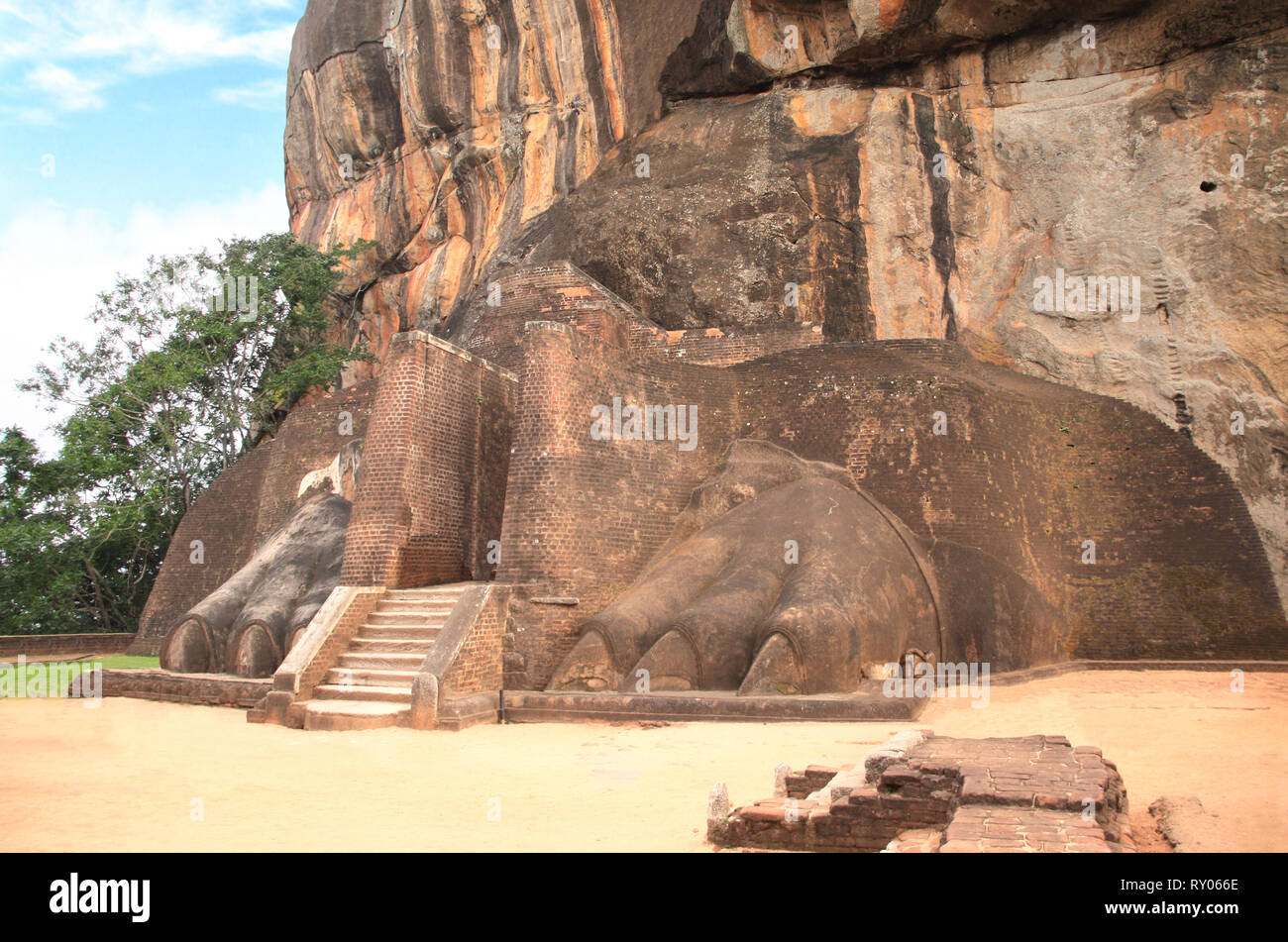 Lion staircase with stone paws decorate the gate to Sigiriya Fortress ...