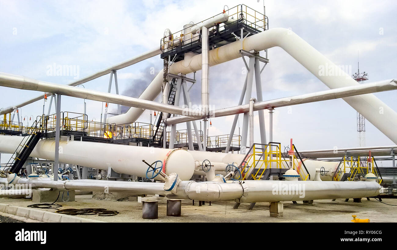 The end phase divider is tubular. Equipment for separating water from ...