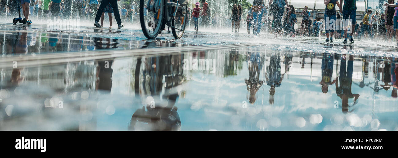 Crowd legs hi-res stock photography and images - Alamy