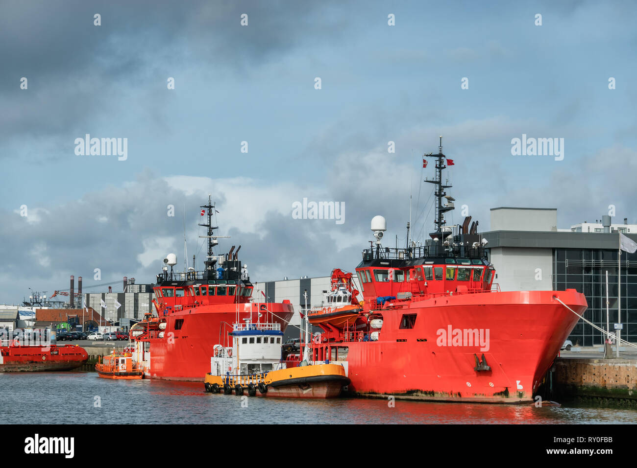 Offshore support vessel at oil rig hi-res stock photography and images ...