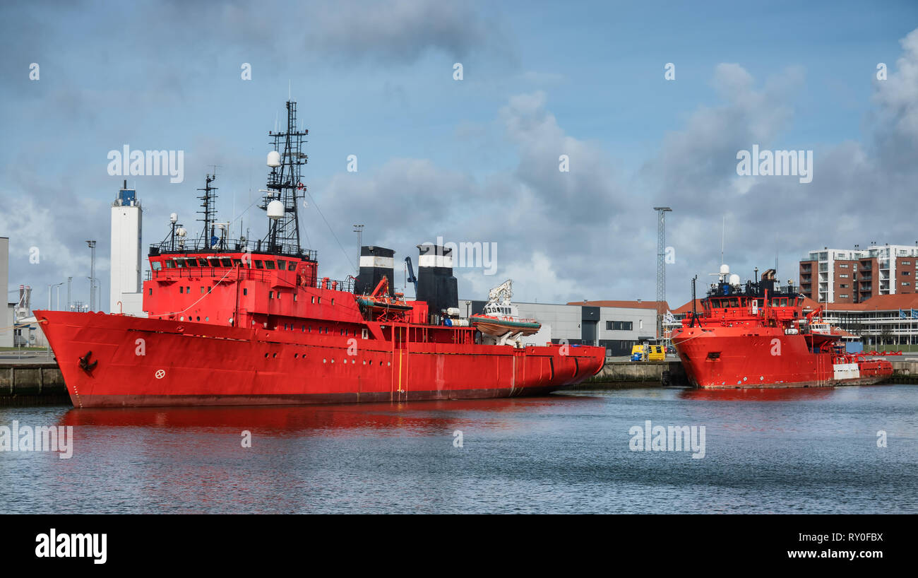 Oil supply vessel and oil rig hi-res stock photography and images - Alamy