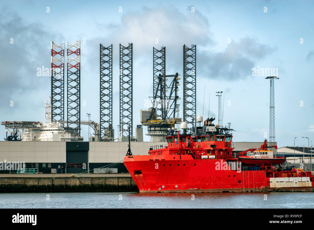 Oil supply vessel and oil rig hi-res stock photography and images - Alamy