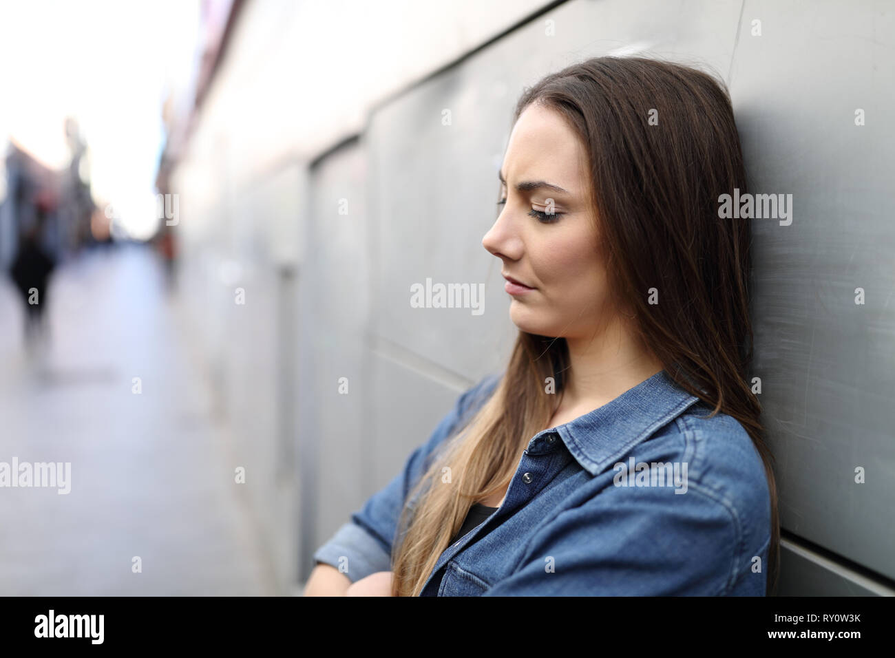 Side view sad girl standing hi-res stock photography and images - Alamy