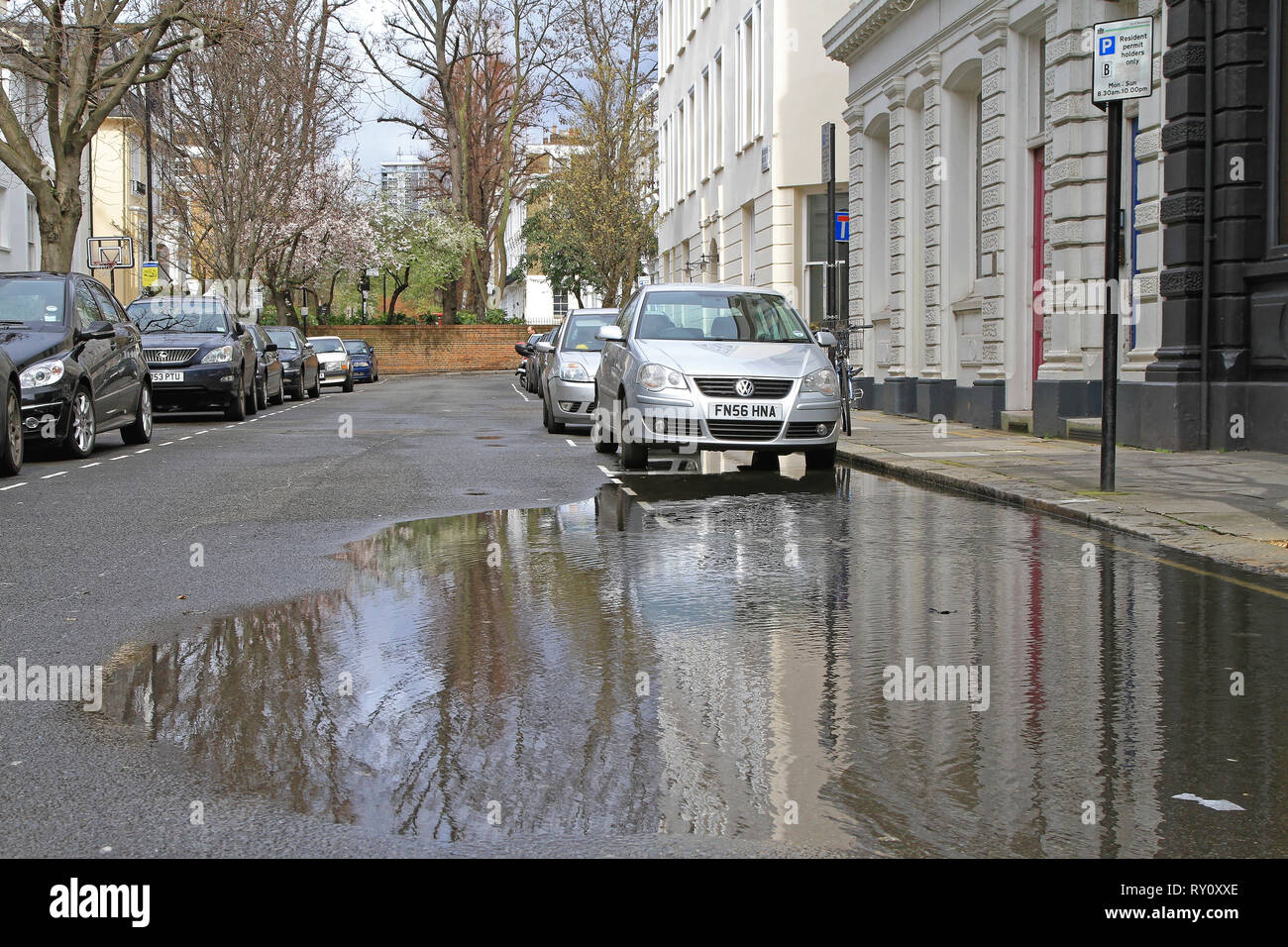 Heavy rain in london hi-res stock photography and images - Alamy