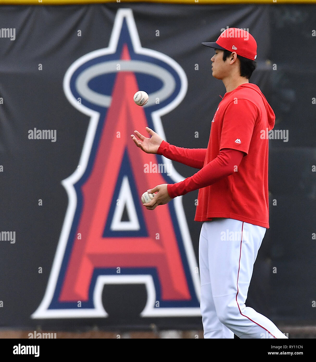 Juggles balls hi-res stock photography and images - Alamy