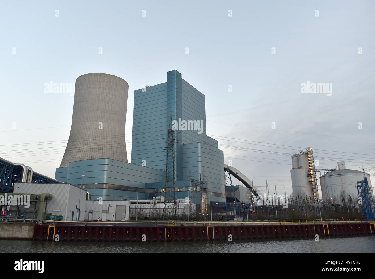 Datteln, Germany. 09th Mar, 2019. The Datteln-Hamm canal flows past the ...