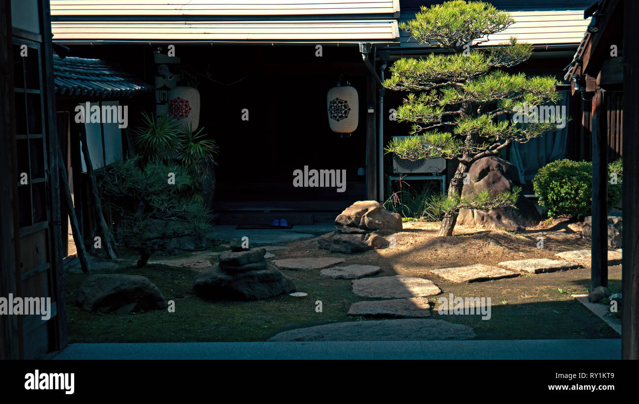 Japanese courtyard garden hi-res stock photography and images - Alamy