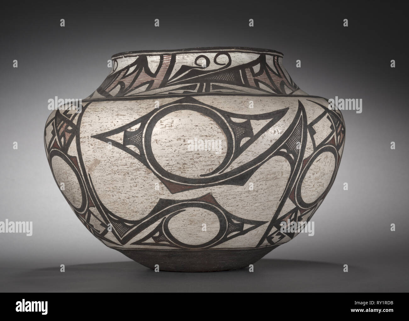 Zuni pueblo jar hi-res stock photography and images - Alamy