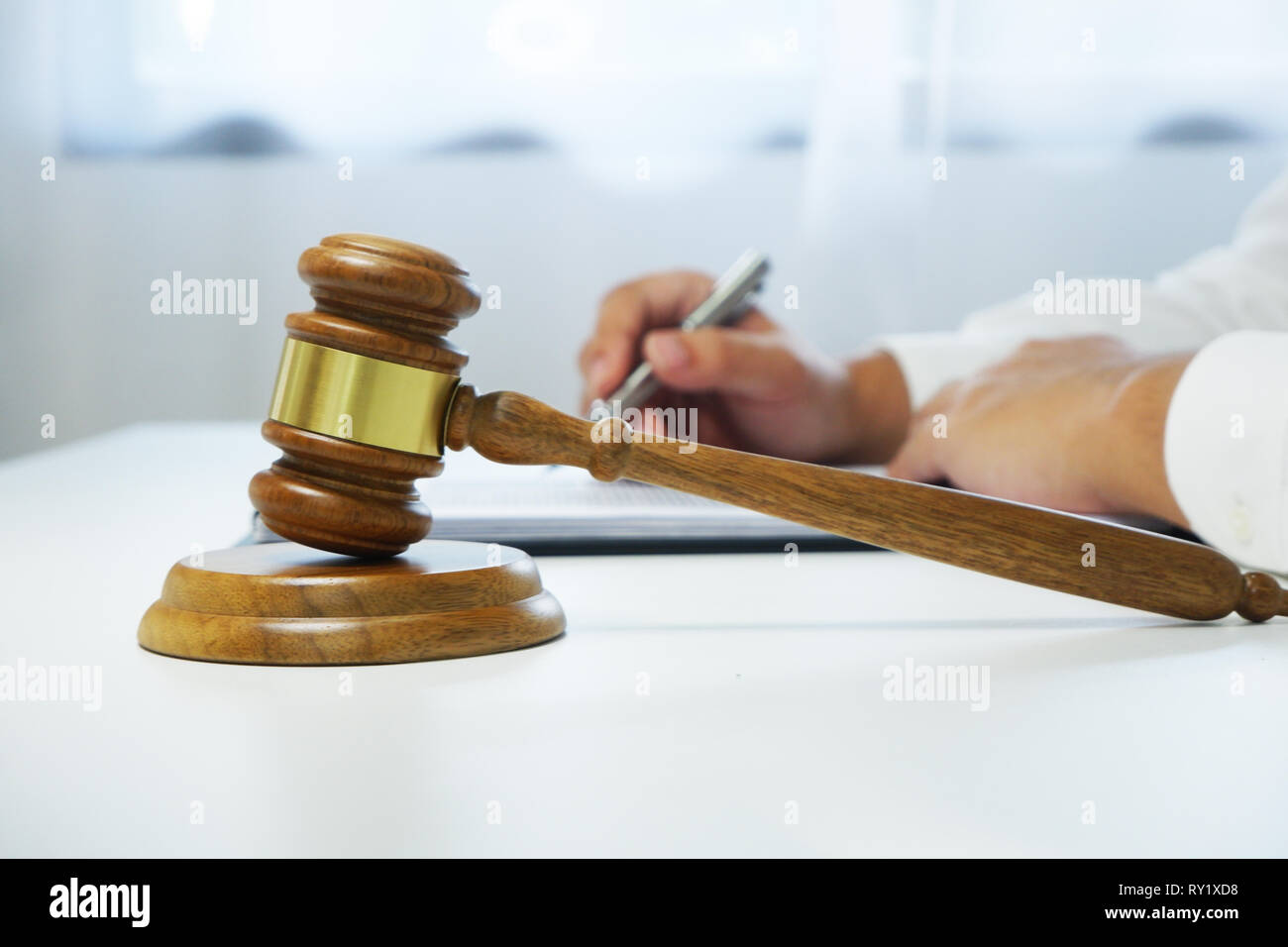 Lawyer courtroom hi-res stock photography and images - Alamy