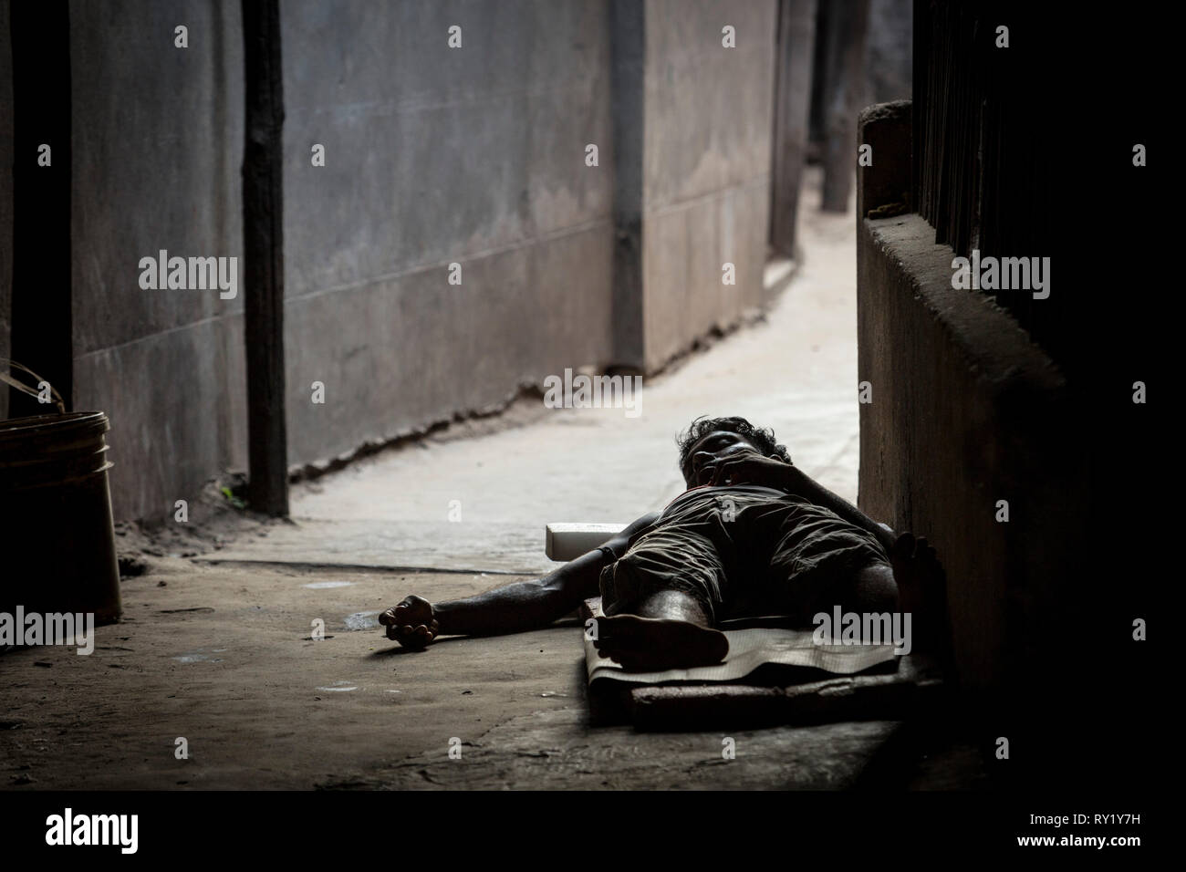 Homeless sleeping on a cardboard. Canal West Road Slum, Kolkata, West ...
