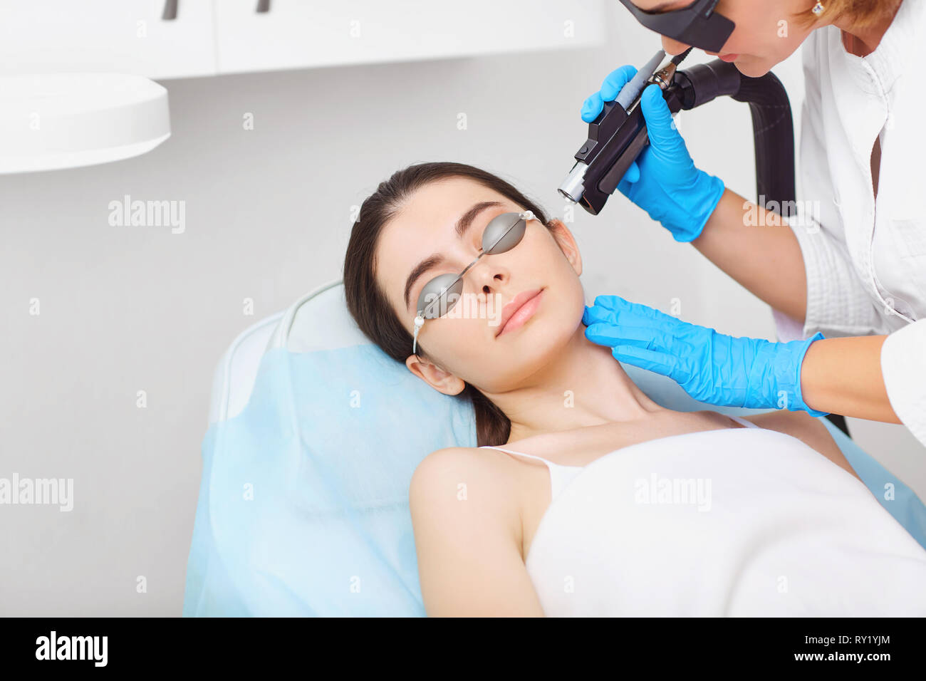 Skin laser on face hi-res stock photography and images - Alamy