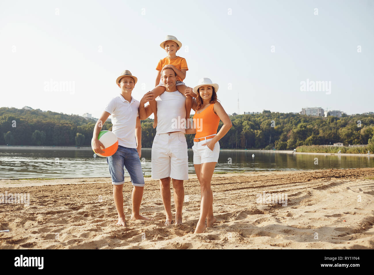Family at beach back view hi-res stock photography and images - Alamy