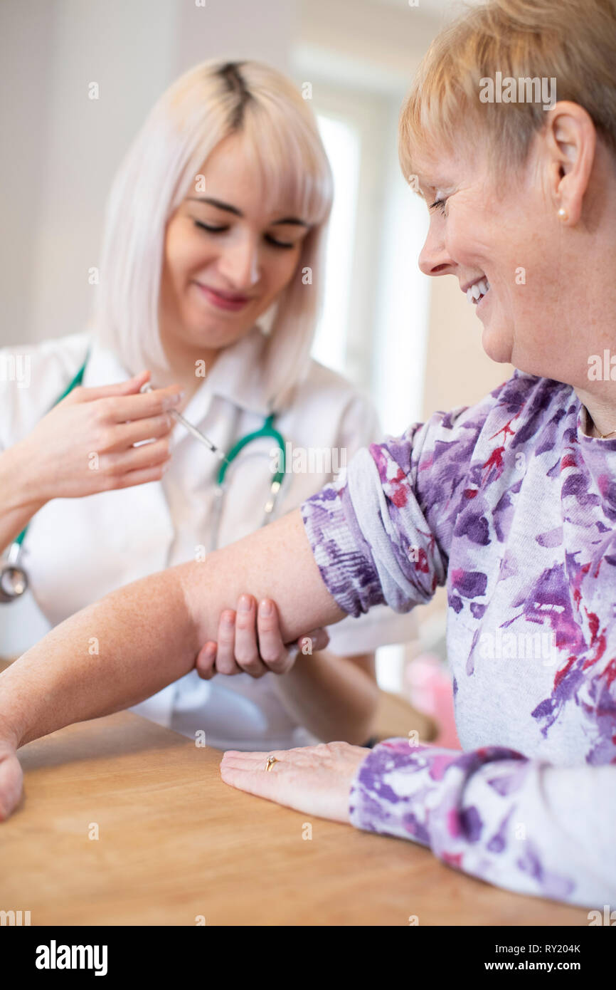 Nurse injection hi-res stock photography and images - Alamy