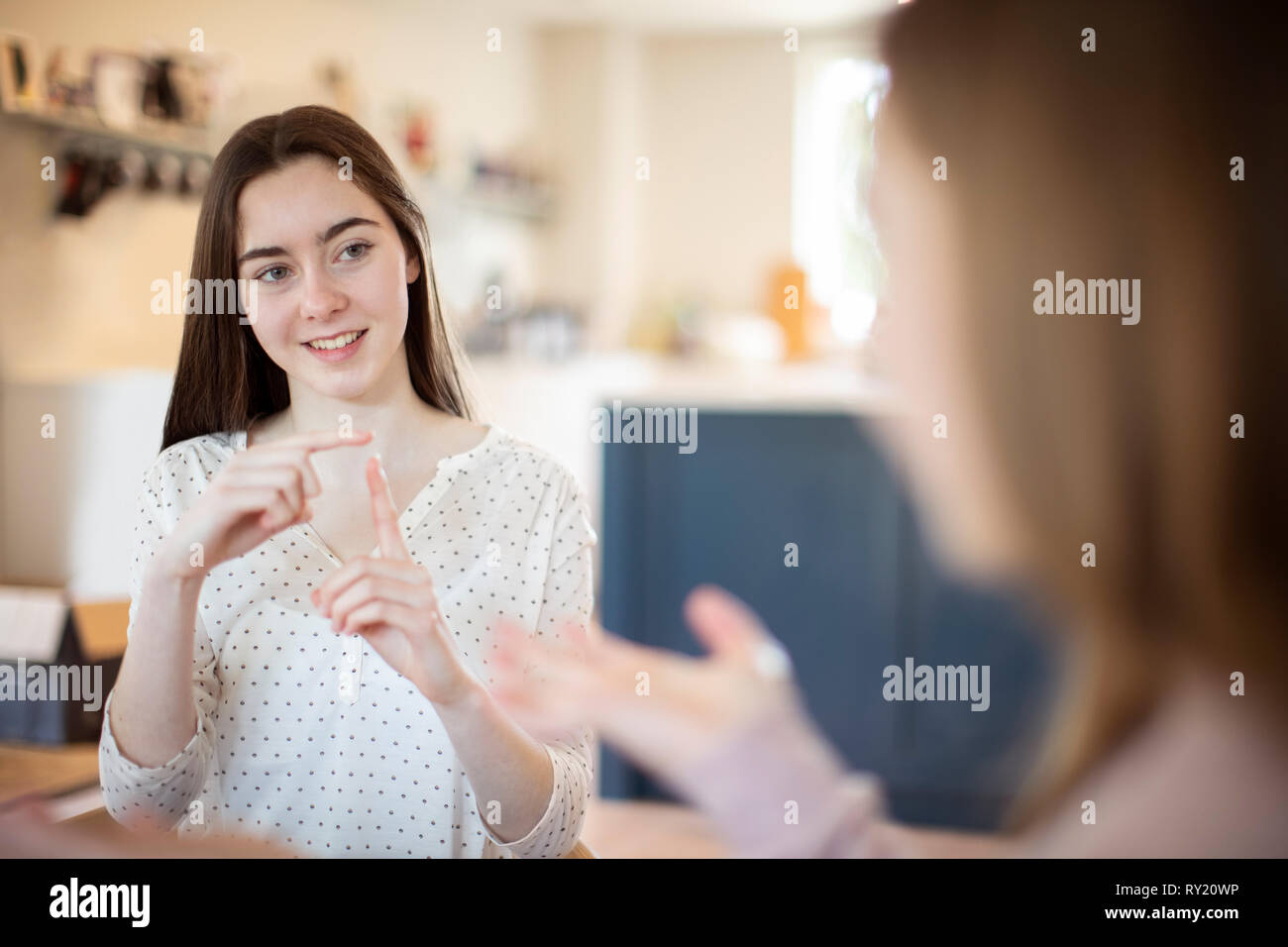 Deaf sign language girls hi-res stock photography and images - Alamy
