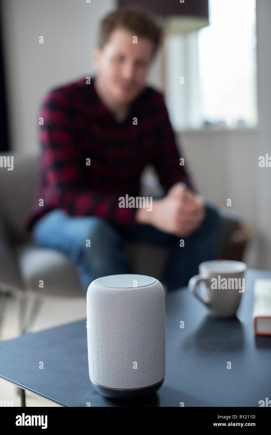 Smart home assistant hi-res stock photography and images - Alamy