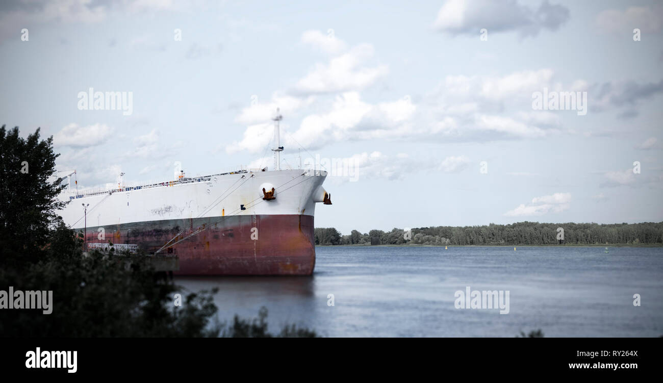 White cargo ship hi-res stock photography and images - Alamy