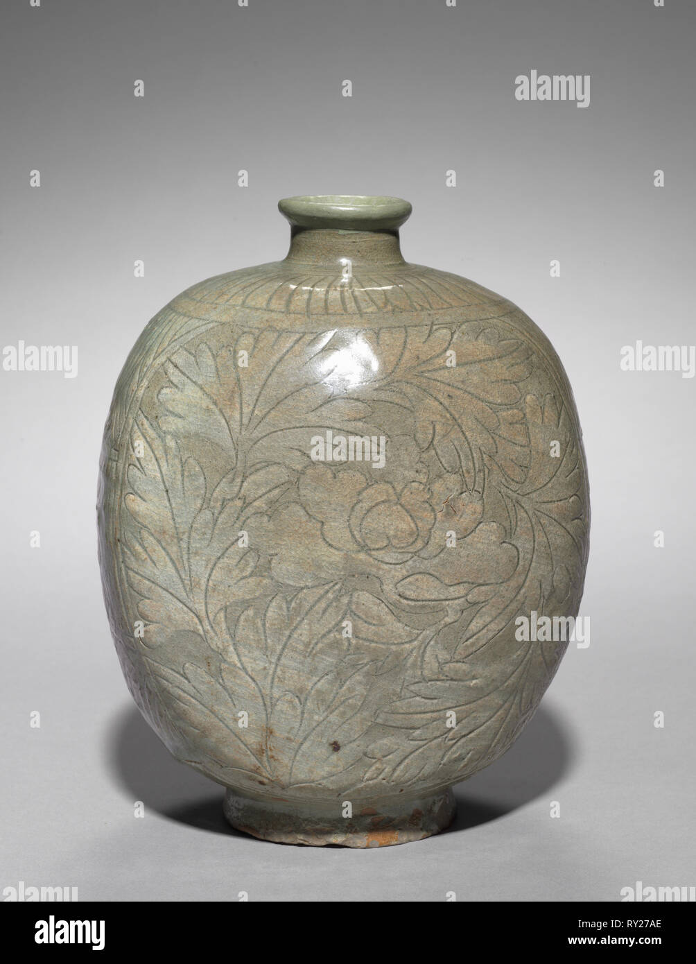 Sgraffito design buncheong ware hi-res stock photography and images - Alamy