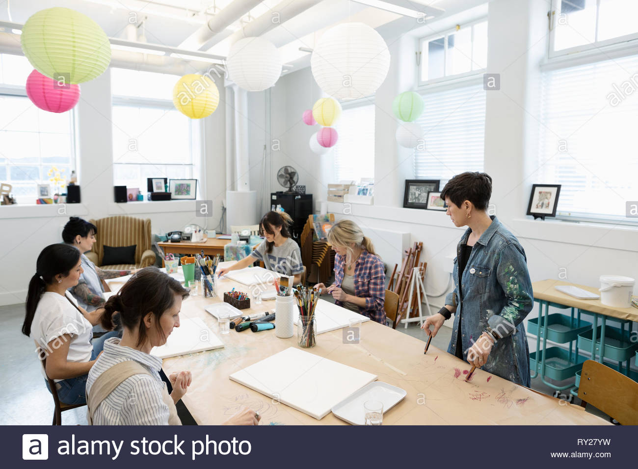 Art class sketching education painting hi-res stock photography and ...