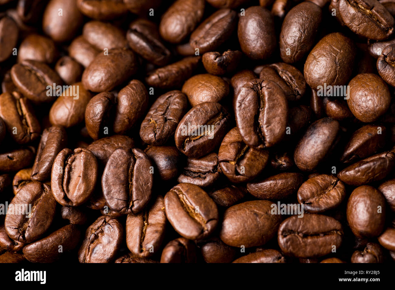 Dark coffee beans hi-res stock photography and images - Alamy