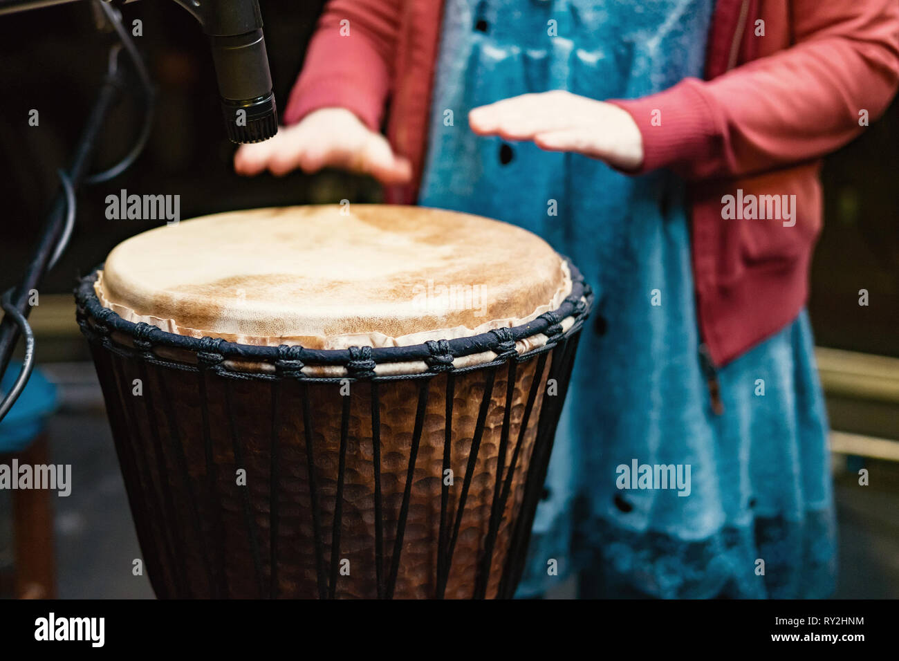 African drummer hands hi-res stock photography and images - Alamy