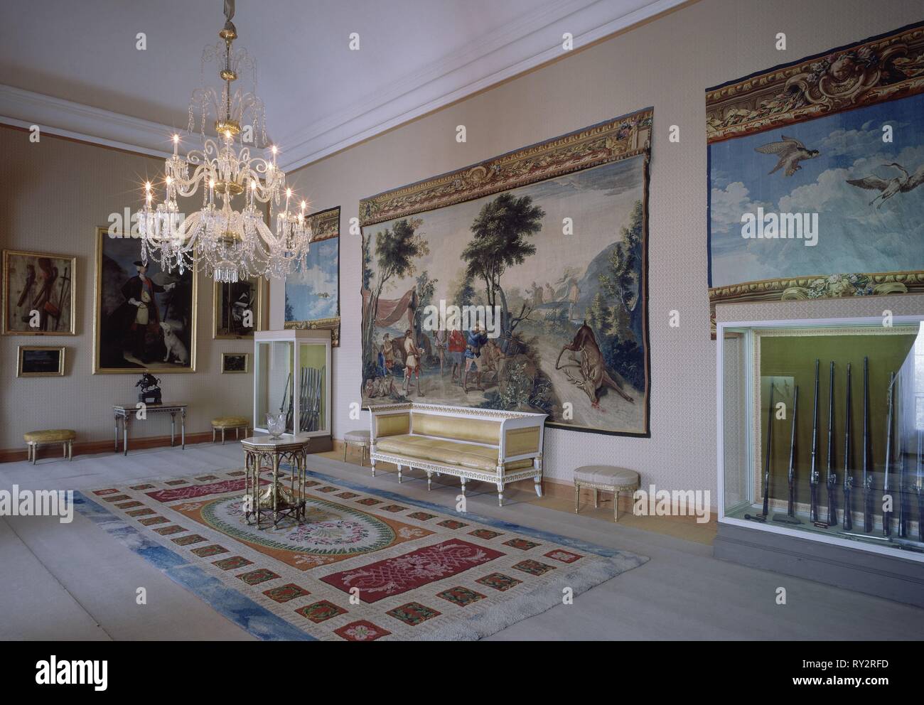 INTERIOR-SALA DE BORBONES-VITRINAS CON ESCOPETAS. Location: PALACIO ...