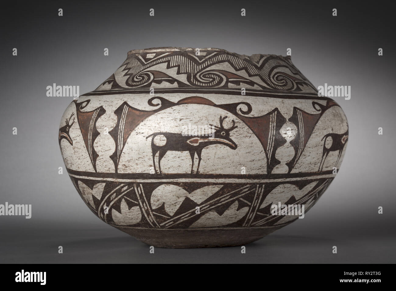 Zuni pueblo jar hi-res stock photography and images - Alamy