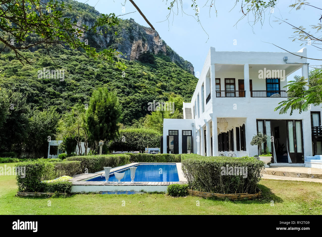 Villa with swimming pool Stock Photo - Alamy