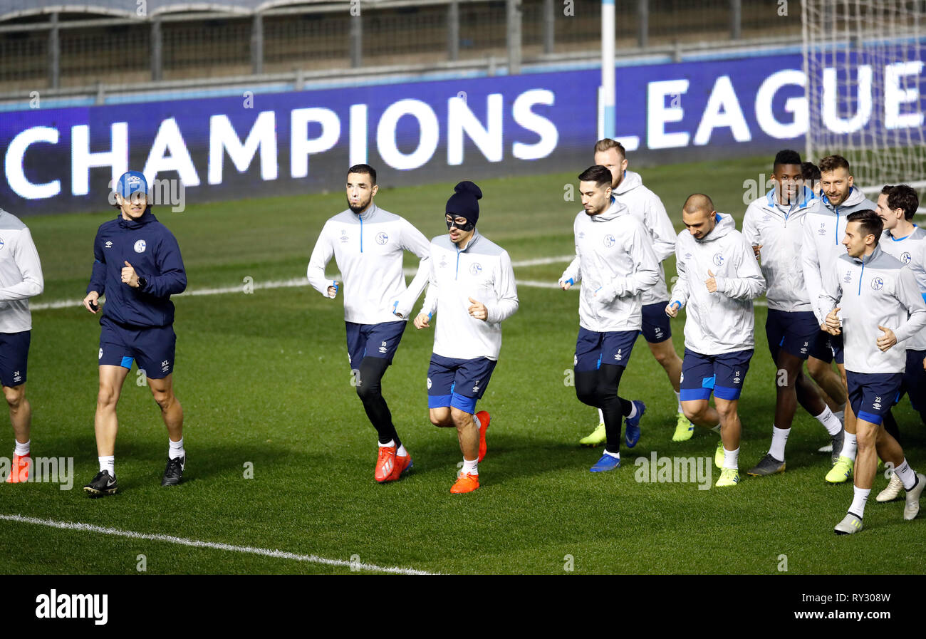 Schalke's Benjamin Stambouli (centre) and Schalke's Nabil Bentaleb ...