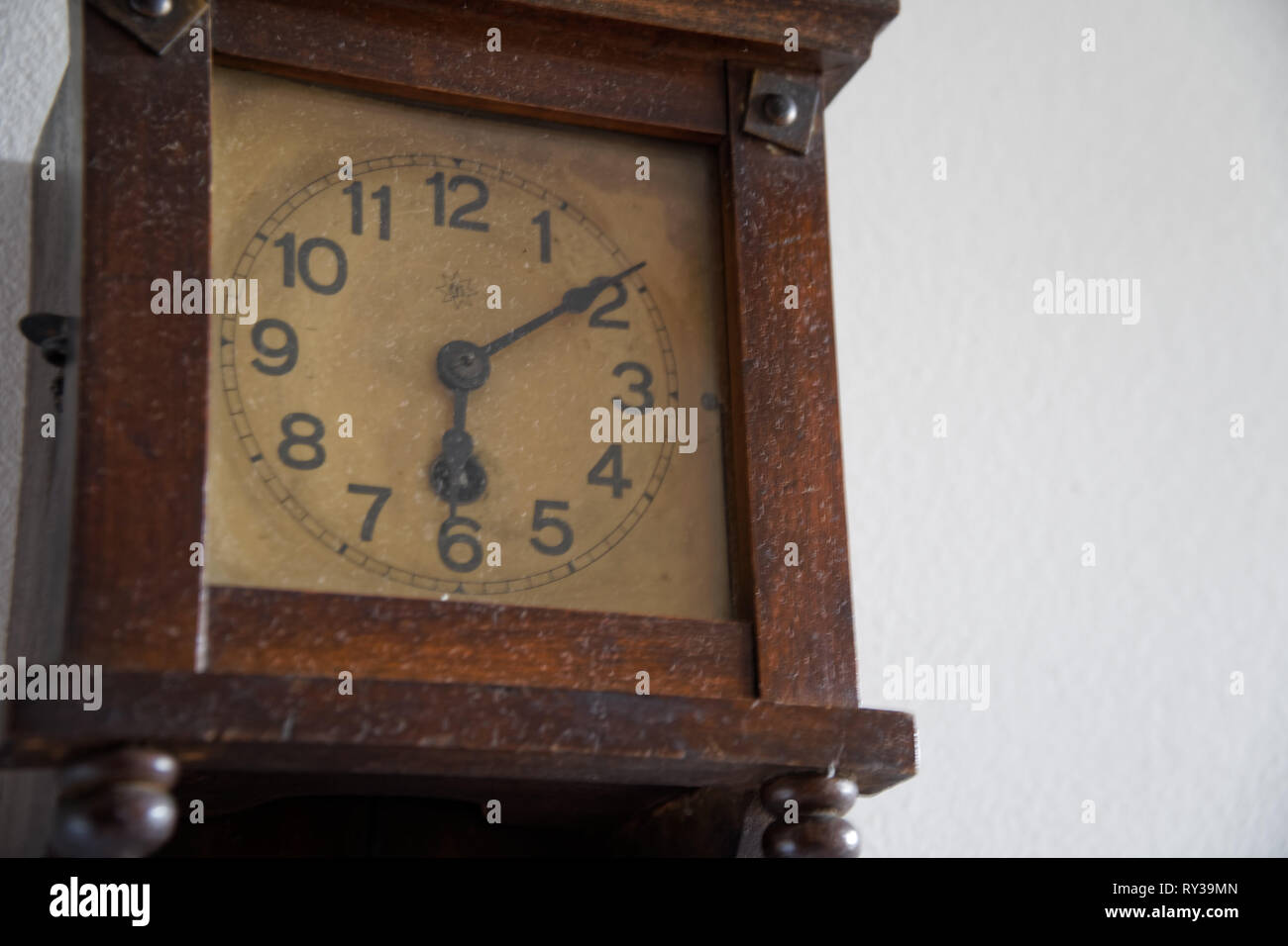 Vintage clock whith time on the wall Stock Photo - Alamy