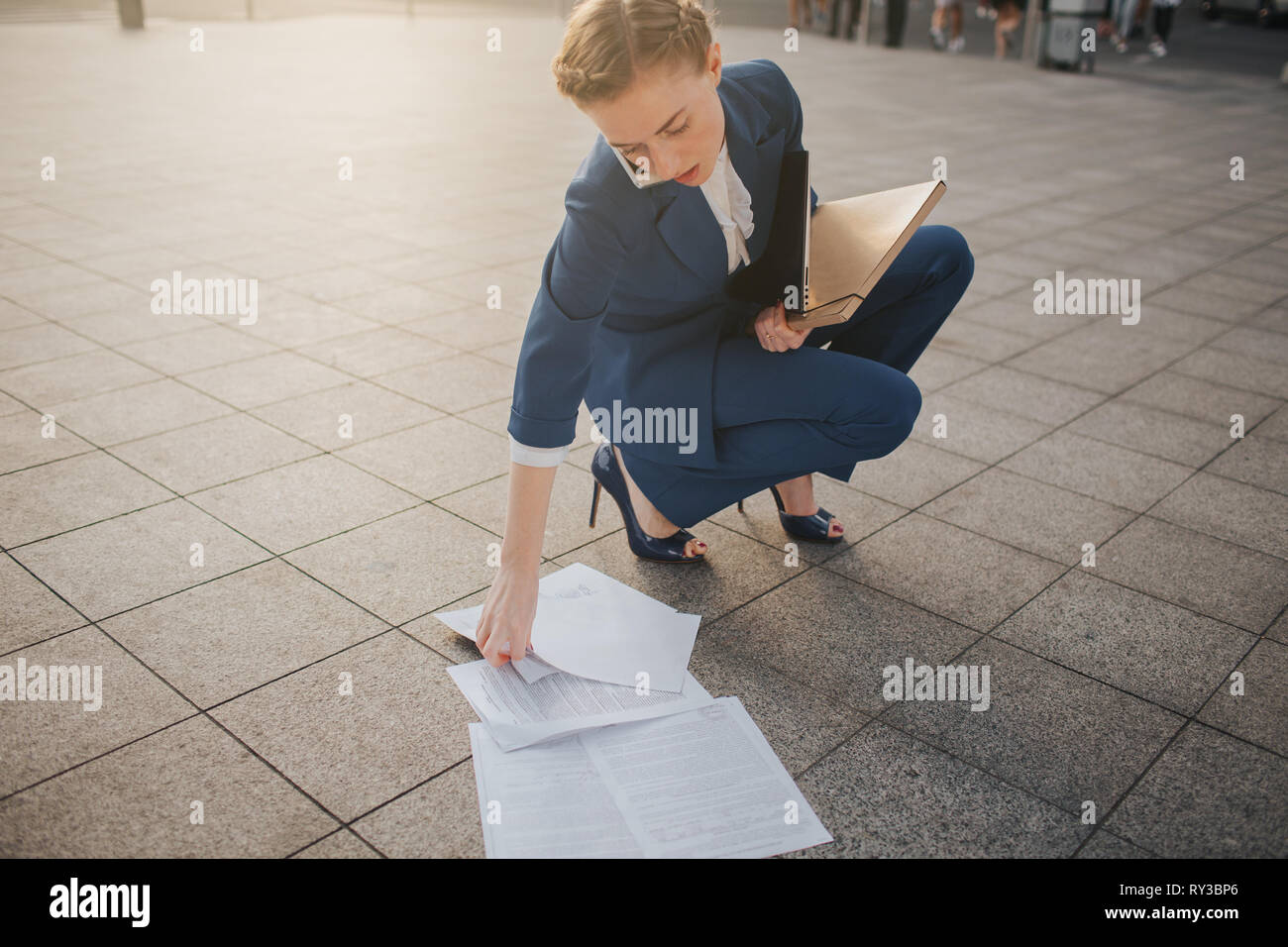 Woman surrounded by paperwork hi-res stock photography and images - Alamy