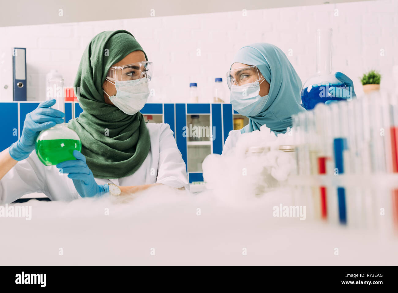 Glass flasks dry ice hi-res stock photography and images - Alamy